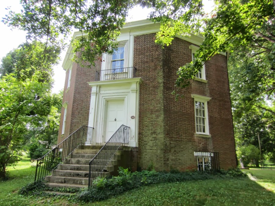 Bird's Yellow House: Antebellum Octagon Hall