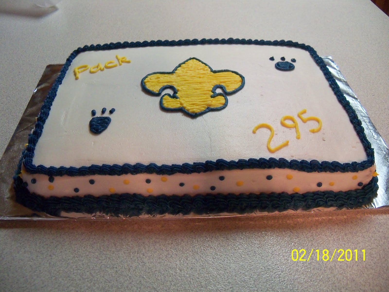 Crafty Mom of 4 Boys: Cake for Cub Scout Blue & Gold Ceremony