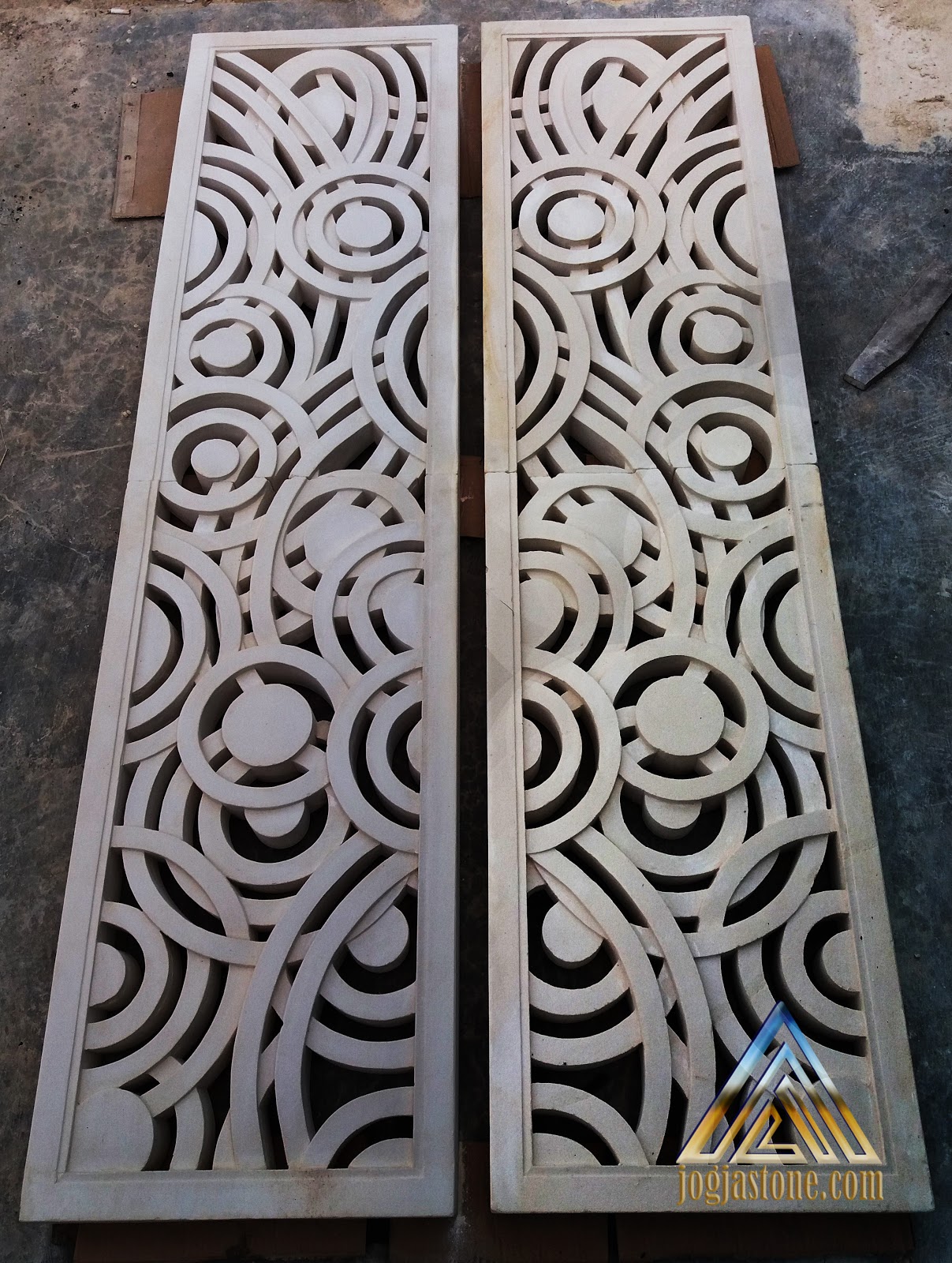 Roster batu paras putih motif lingkaran