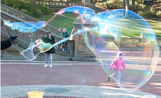 Giant Bubbles With Corn Syrup Is Simply Amazing Handy DIY giant-bubbles-with-corn-syrup-is-simply-amazing-handy-diy