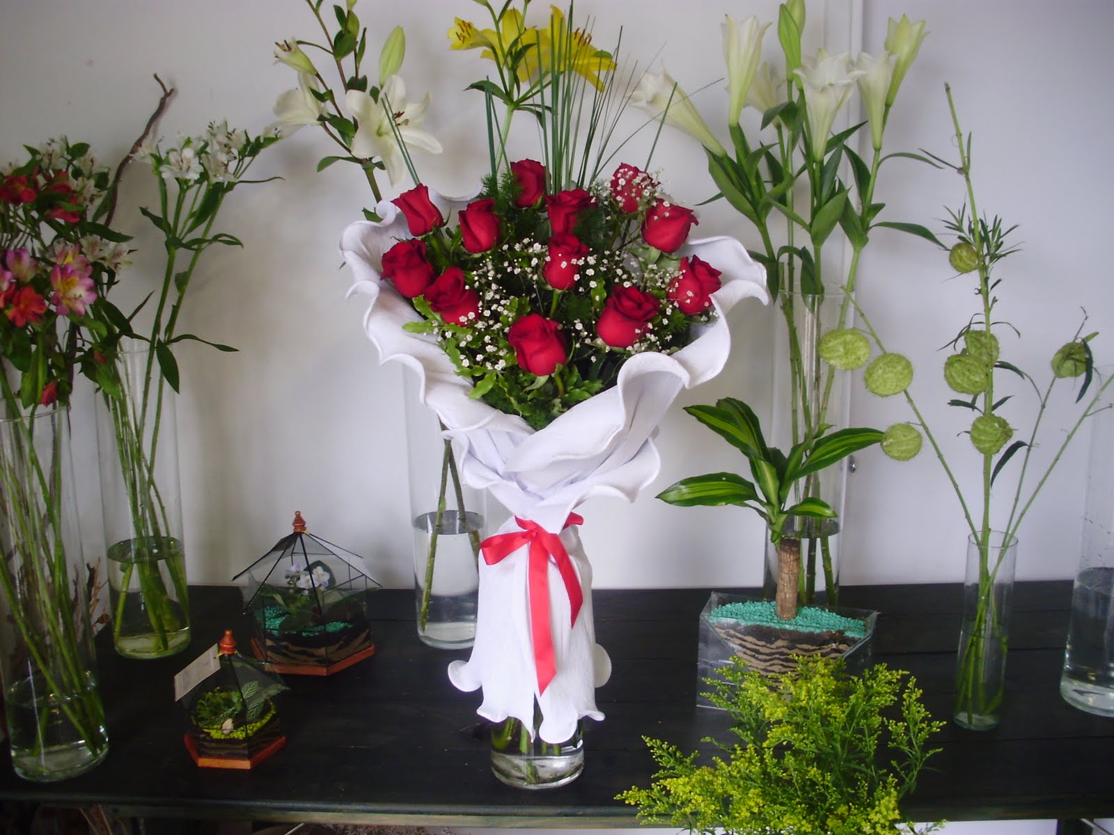 FLORES GISSARA: DOCENA DE ROSAS ROJAS IMPORTADAS TALLO LARGO