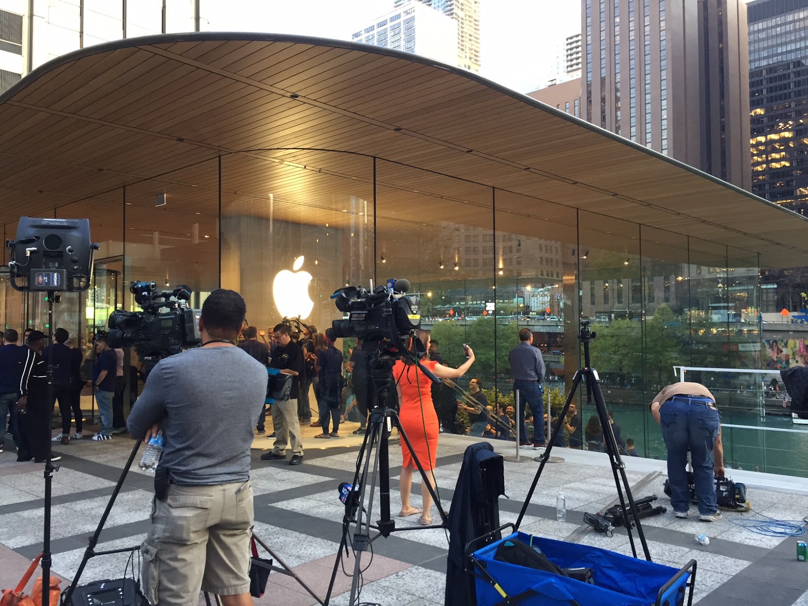 Where Ideas Sing: The New Apple Store at 401 North Michigan Avenue in ...
