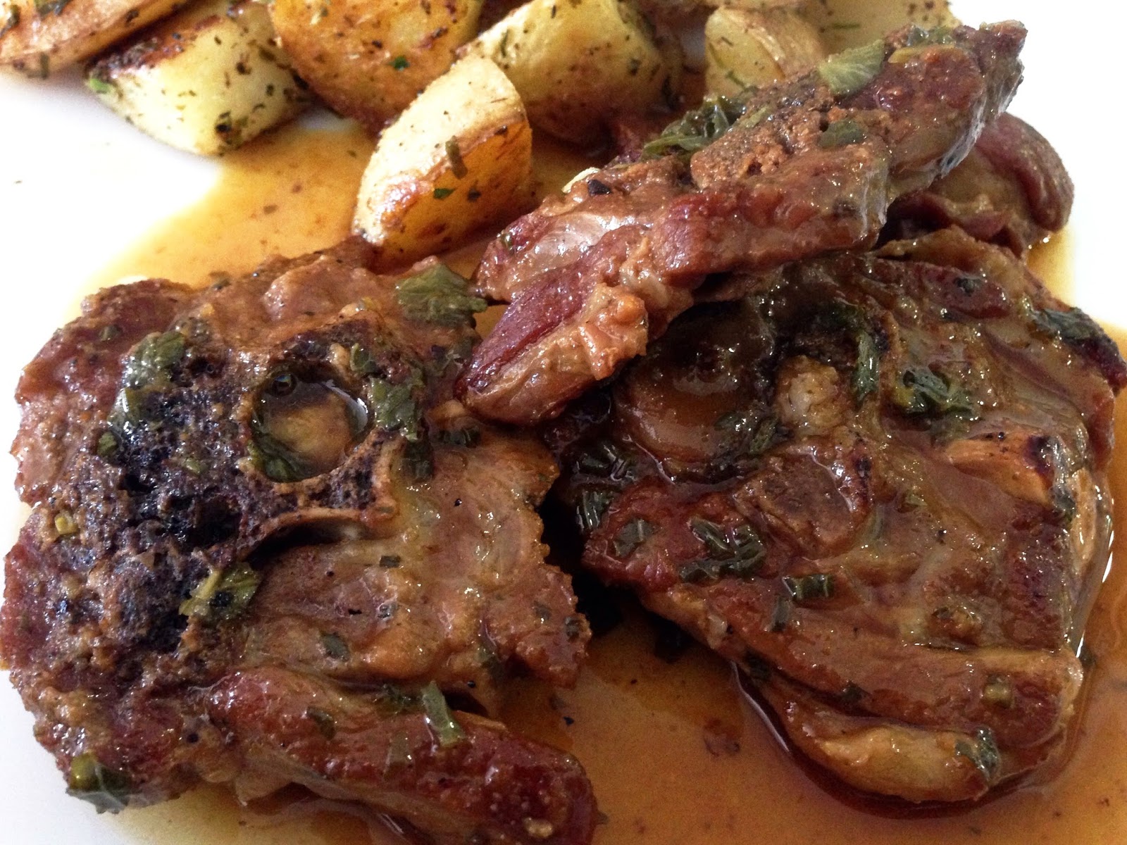 CUELLO DE CORDERO CON MOSTAZA Y MENTA / CUCHARA, CUCHILLO, TENEDOR