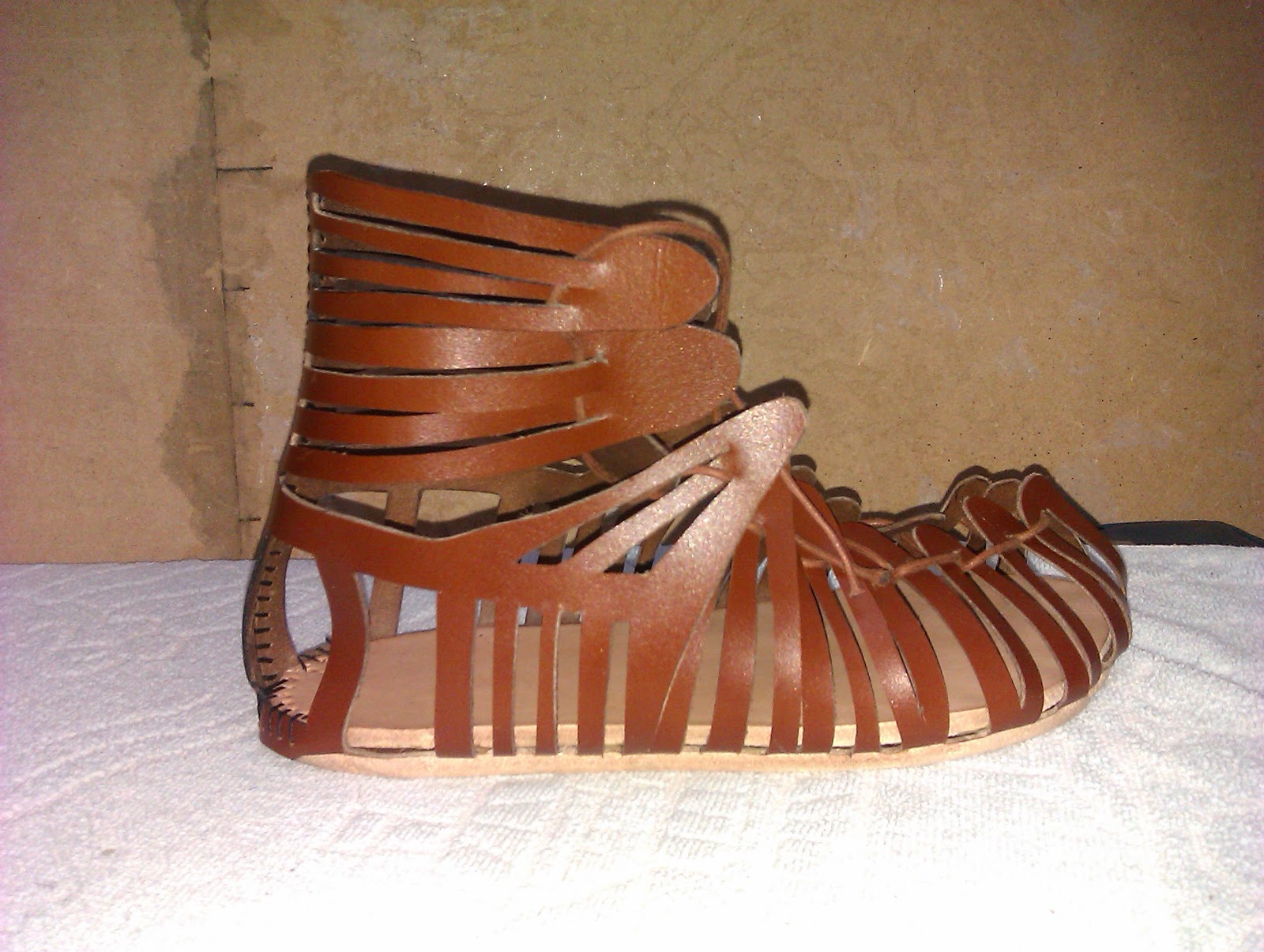 EL TRASTERO DEL GUERRERO: CALIGAE O SANDALIAS ROMANA 1