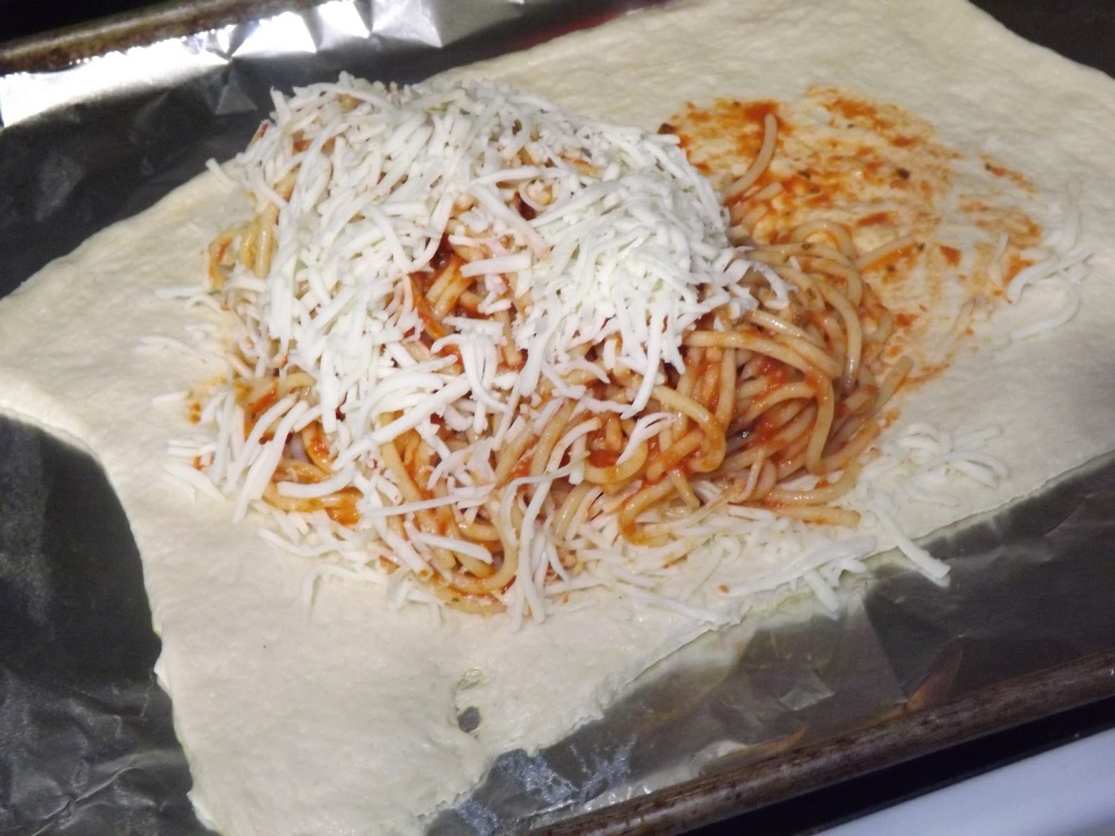 FoodThoughtsOfaChefWannabe: Spaghetti and Meatball STUFFED Calzones
