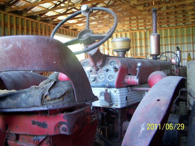 DIFFERENT COLOURED JUNK: Farmall 560 diesel