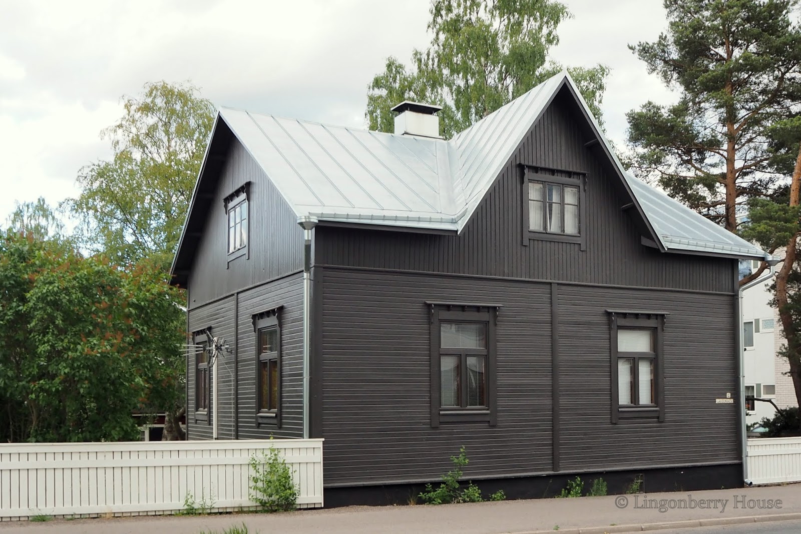 Lingonberry House: Musta talo / Black house