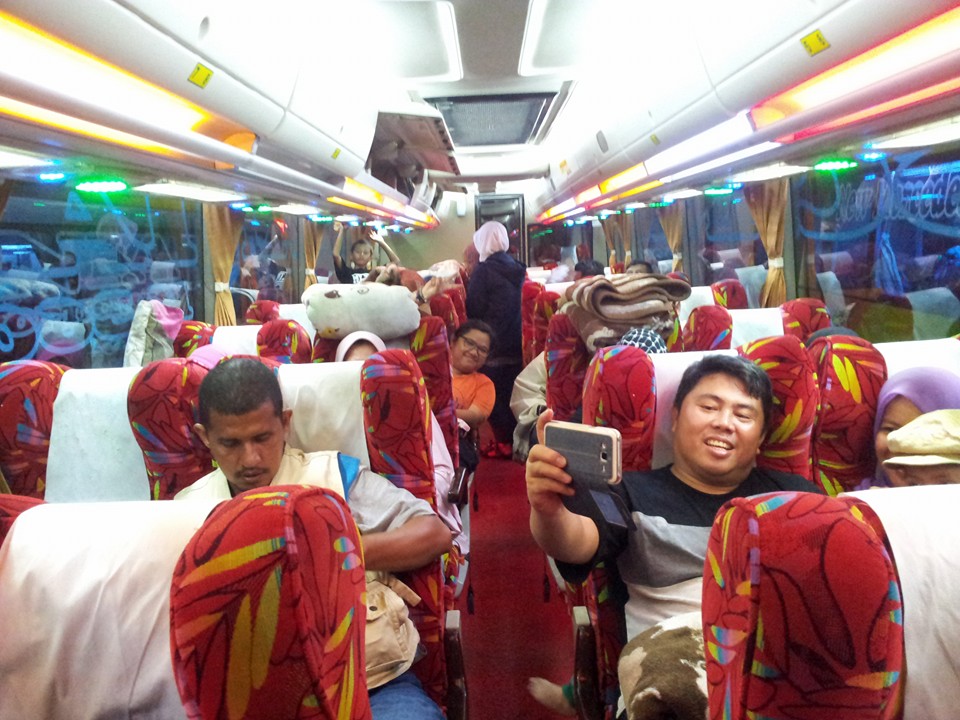 Asiknya Traveling Menggunakan Bus Malam