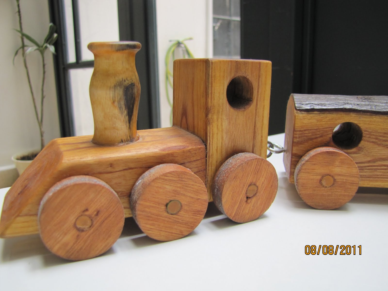 EN EL ESTANTE: Tren de madera