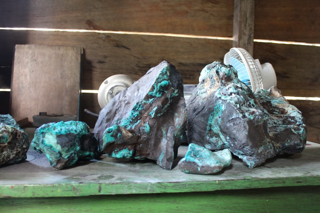 Batu Bacan: Bongkahan Batu Bacan Lokasi Tambang Akelamo