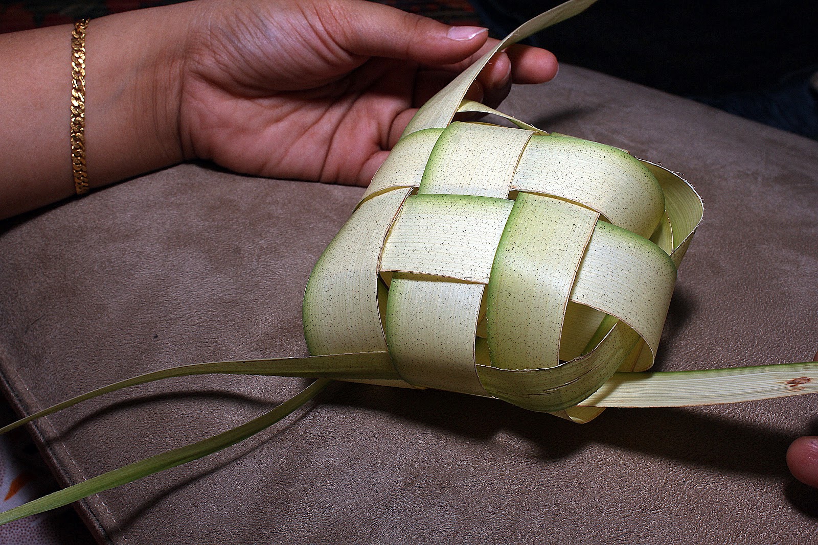 make me fresh: Cara menganyam ketupat bawang