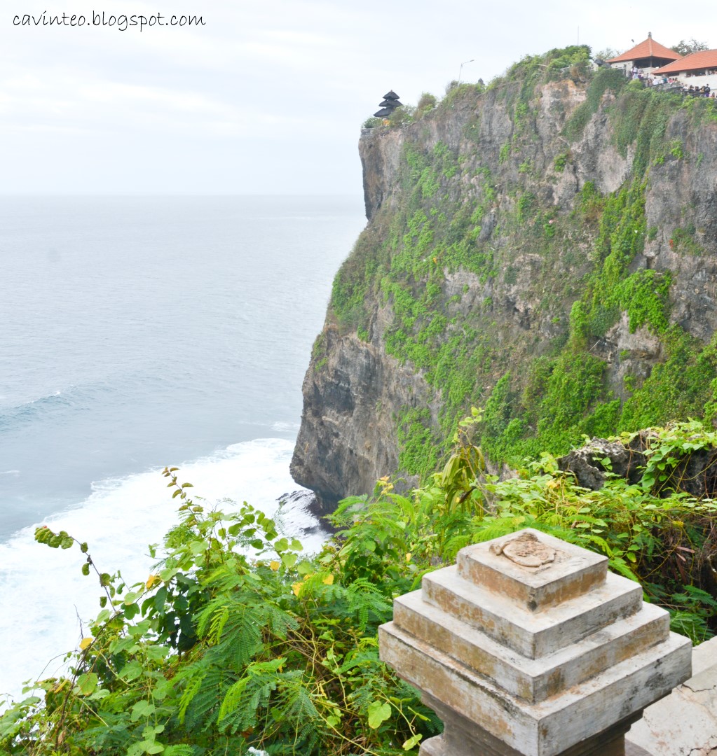 Entree Kibbles: Uluwatu Temple - The Sea Temple on the Cliff @ Bali ...