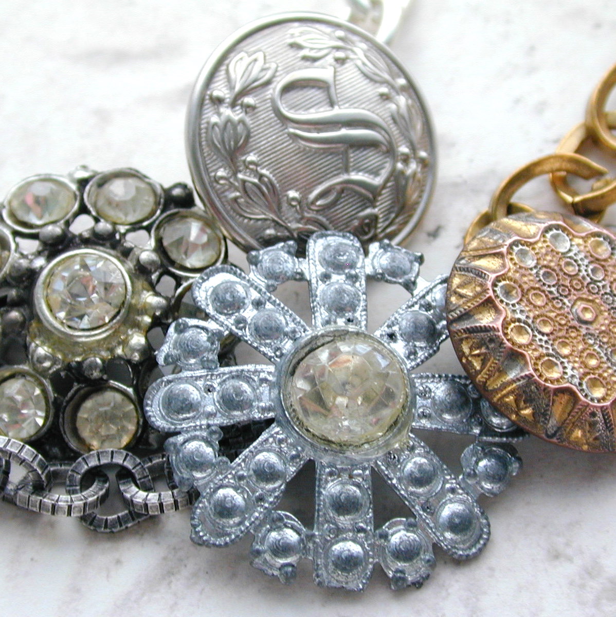 Judith B Designs: The things you can do with buttons!