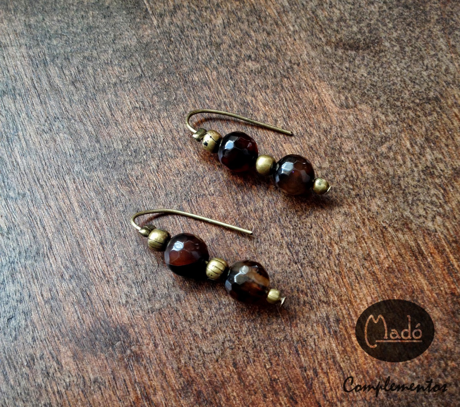 Madó Luaces : Pendientes en color oro viejo y cristal facetado marrón