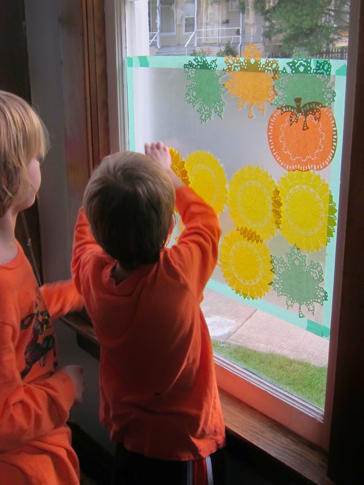 An Easy and Mess Free Autumn Window Craft.