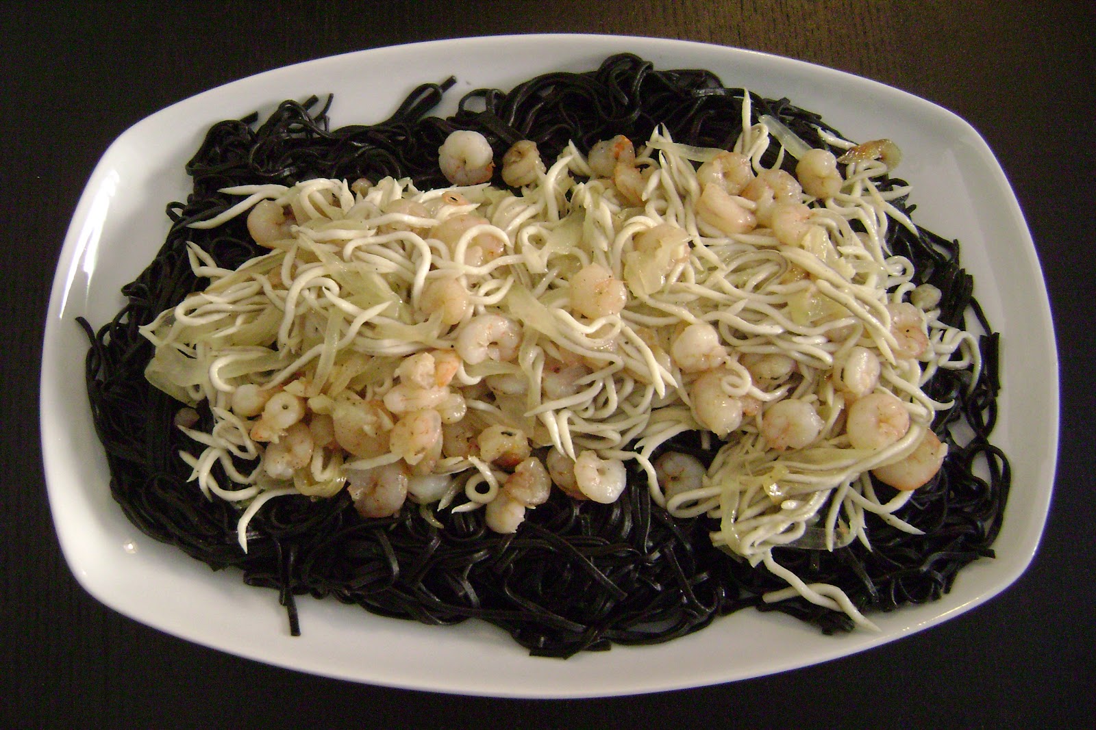 Tallarines al nero di Sepia con gulas y gambas - Vino y Miel