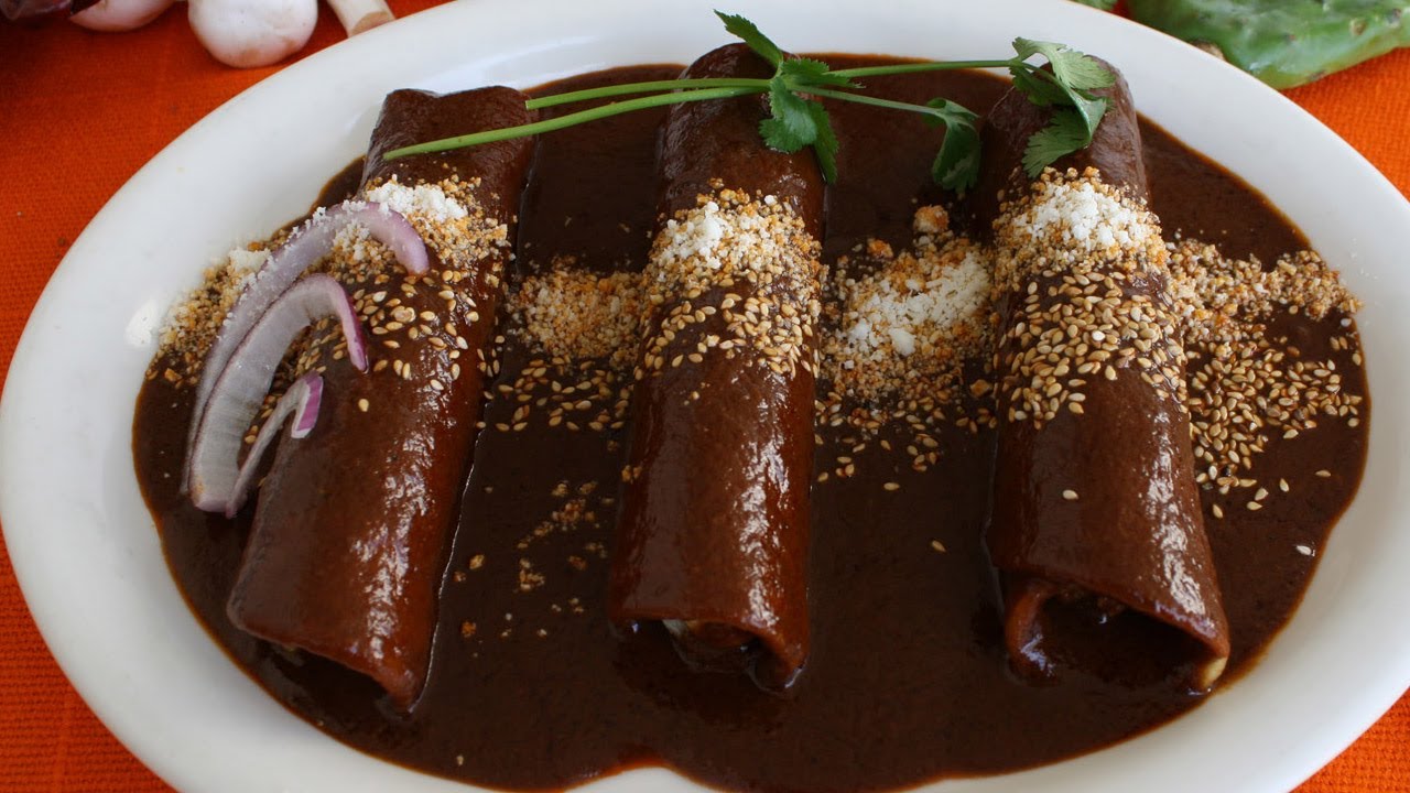 que rollo con el pollo: Mole Poblano