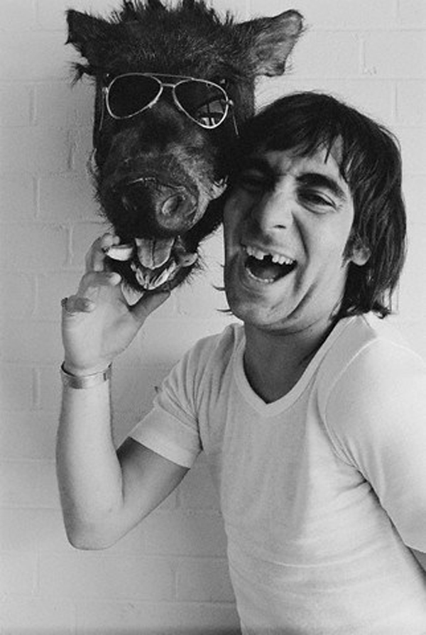 ROCK INCIDENT 14: O KEITH MOON ΧΑΝΕΙ ΕΝΑ ΔΟΝΤΙ ΚΑΙ ΡΙΧΝΕΙ ΑΥΤΟΚΙΝΗΤΑ ...