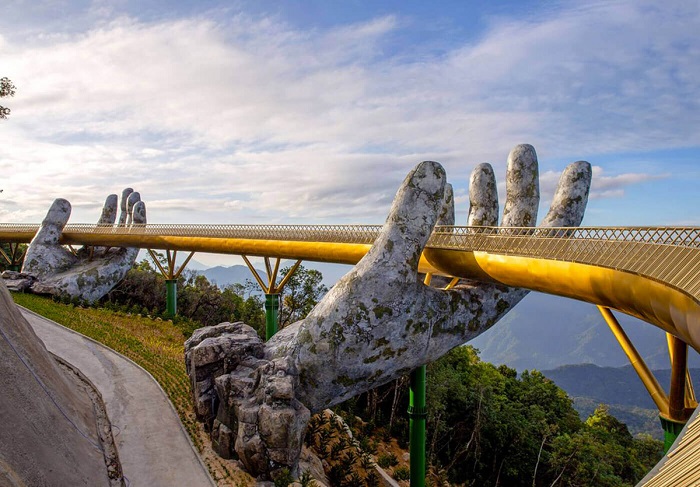 Titan Hands Bridge In Vietnam [PICS] | Tekkaus® | Malaysia Lifestyle ...