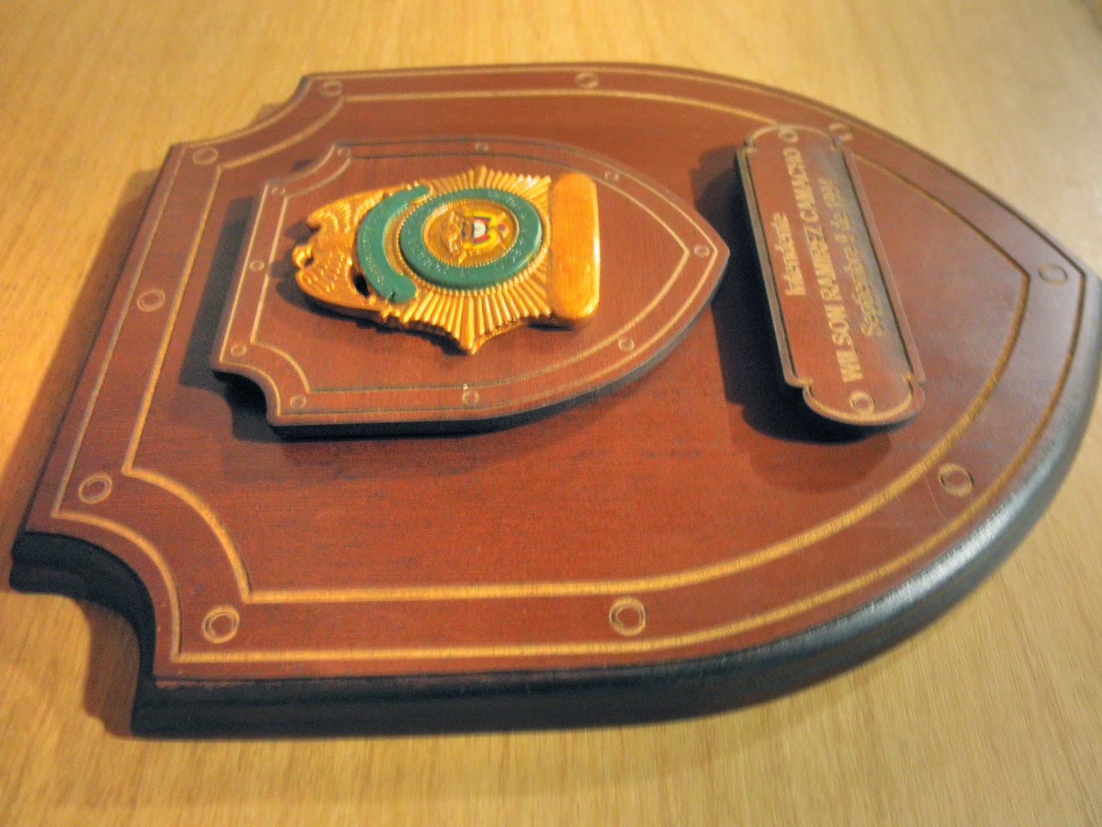 E X P O S A B L E S: 10. Escudo placa policial