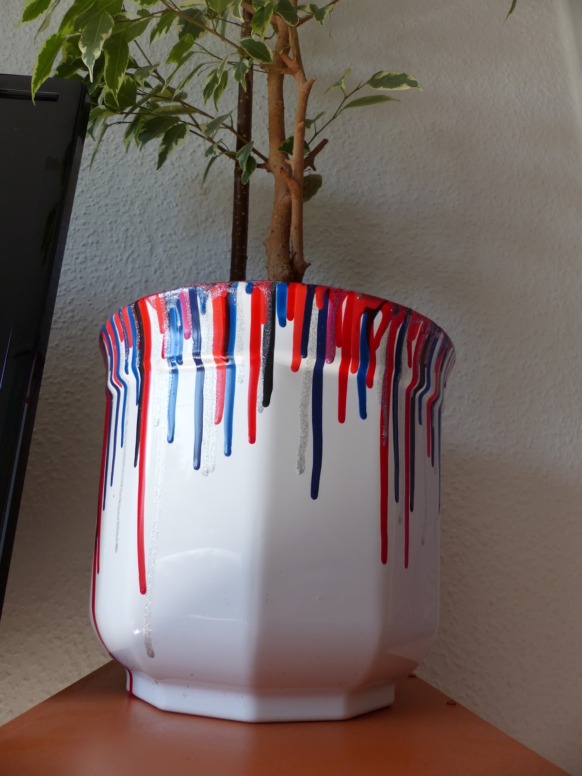 Bazooka Crafts: Quick Artsy Flower Pot Makeover