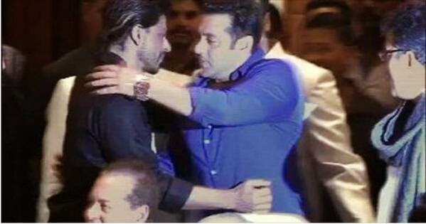 Salman Khan & Shahrukh Khan hug and share smiles at Iftaar party ...