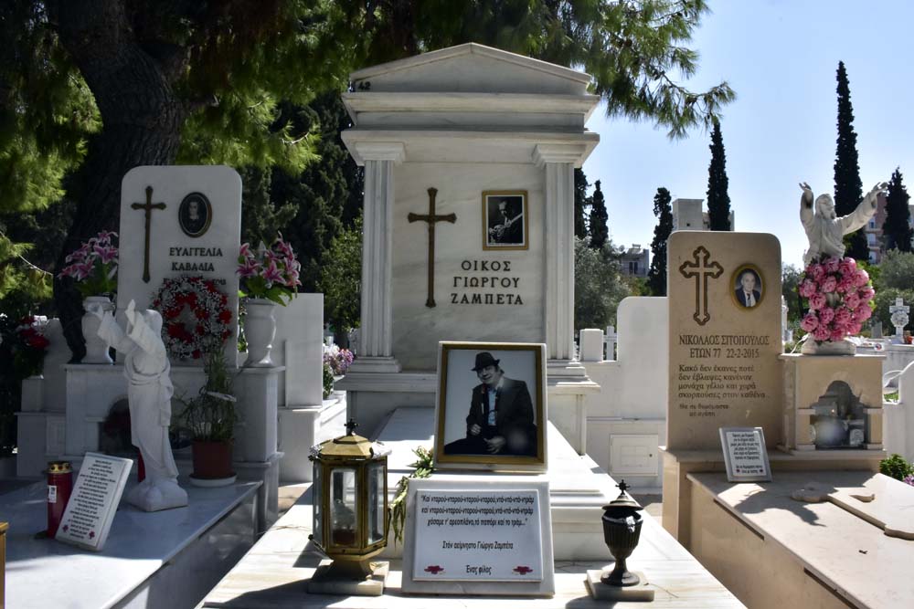 ΟΙ ΕΙΚΟΝΕΣ ΜΙΛΟΥΝ ΑΠΟ ΜΟΝΕΣ ΤΟΥΣ: Στο Γ΄ Νεκροταφείο Αθηνών