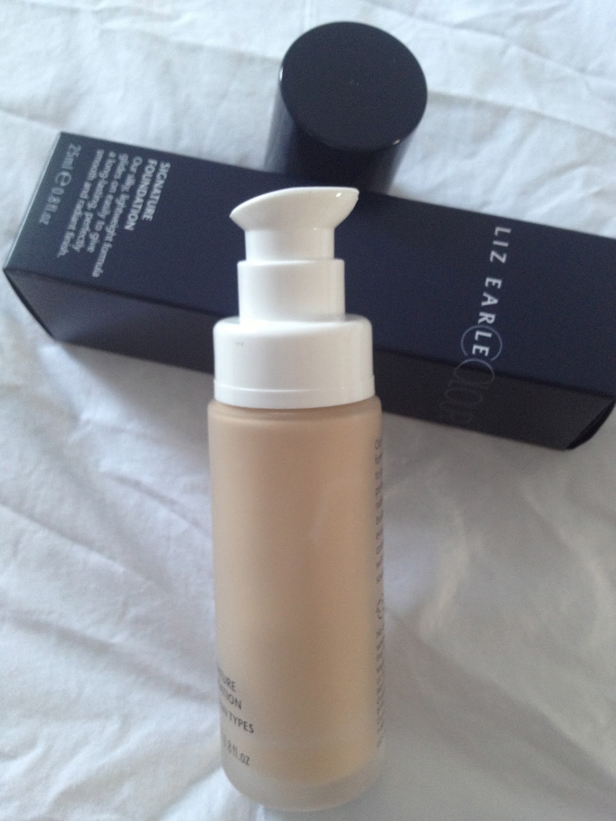 FLABBY FACE OF MAKEUP: Liz Earle Signature Foundation - Ivory 02
