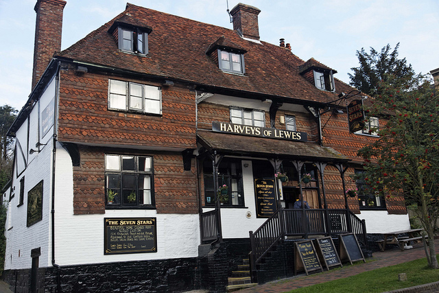 RETIRED DETECTIVE CALLS IN GHOST HUNTERS TO HAUNTED PUB | Haunted Earth ...