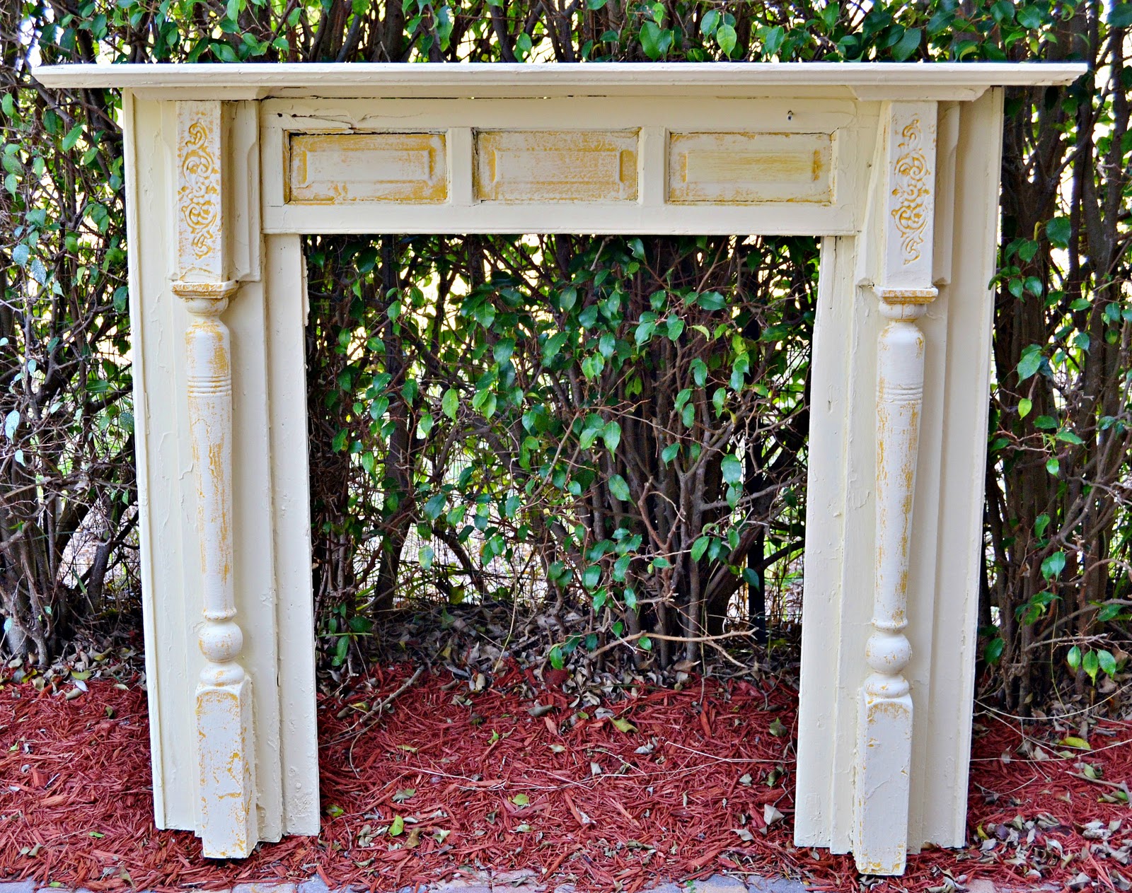 The Homeless Finch: How To: Vintage Mantel Gets a Makeover