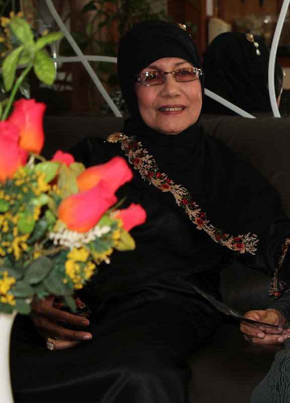 IPOH STATION ANTIQUE CAFE: NENG YATIMAH & HASHIMAH YON