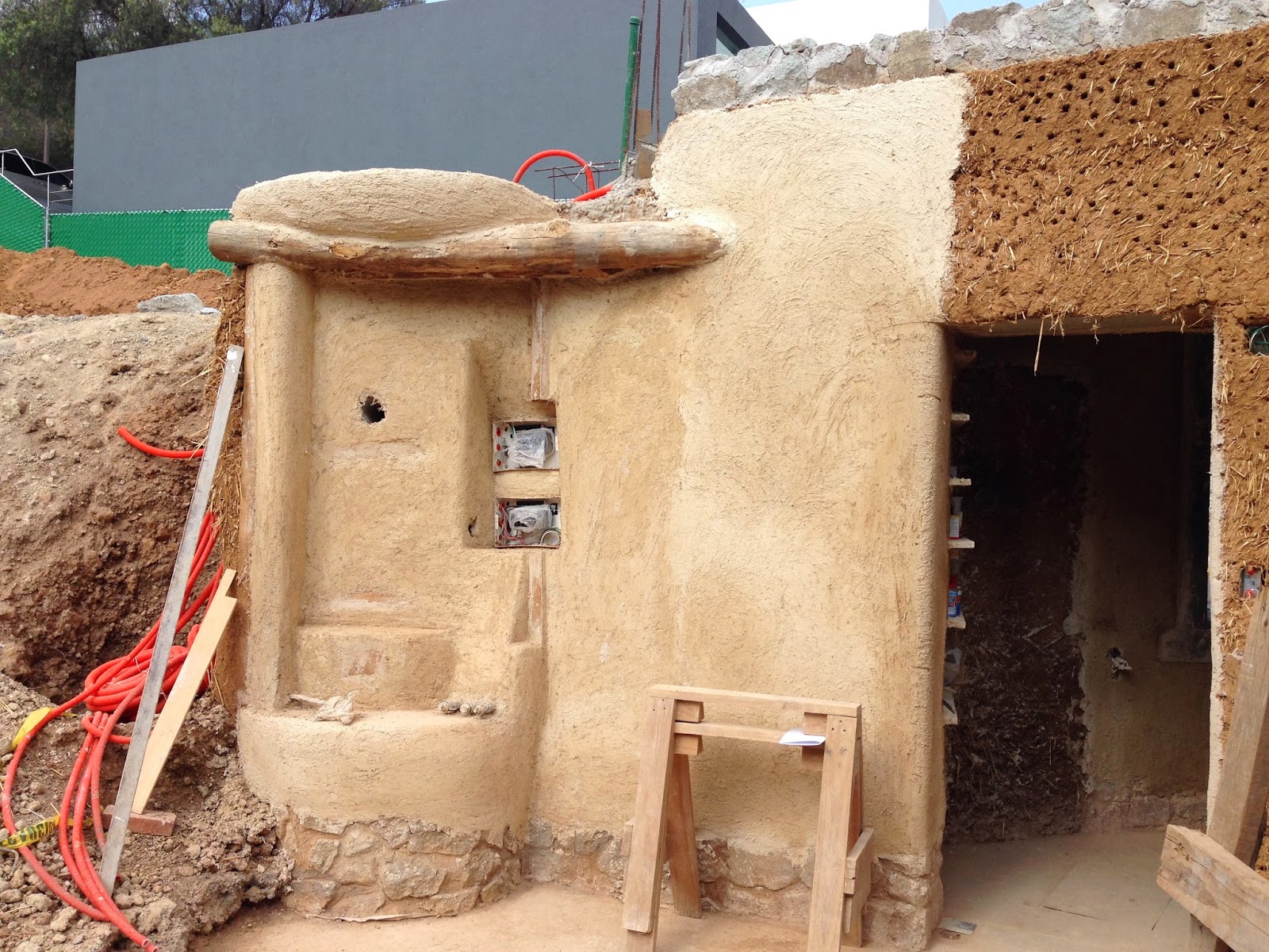 Construyendo orgánicamente / Organic building: Y vuelve el repello de muros