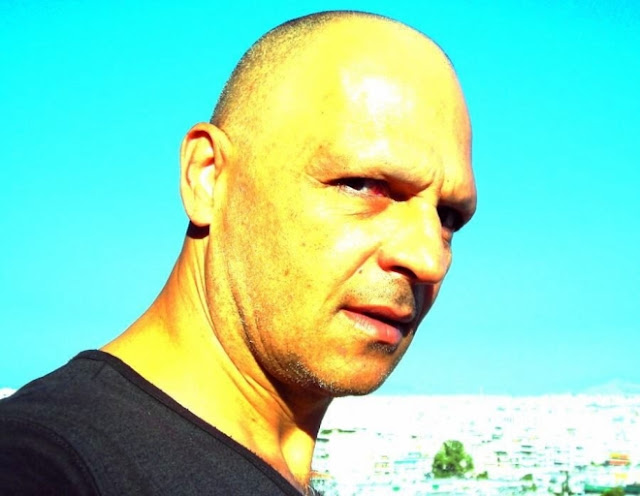 ΑΓΝΩΡΙΣΤΟΣ!!! ΞΥΡΙΣΕ ΤΟ ΚΕΦΑΛΙ ΤΟΥ ΚΑΙ ΕΓΙΝΕ ΑΛΛΟΣ ΑΝΘΡΩΠΟΣ ...