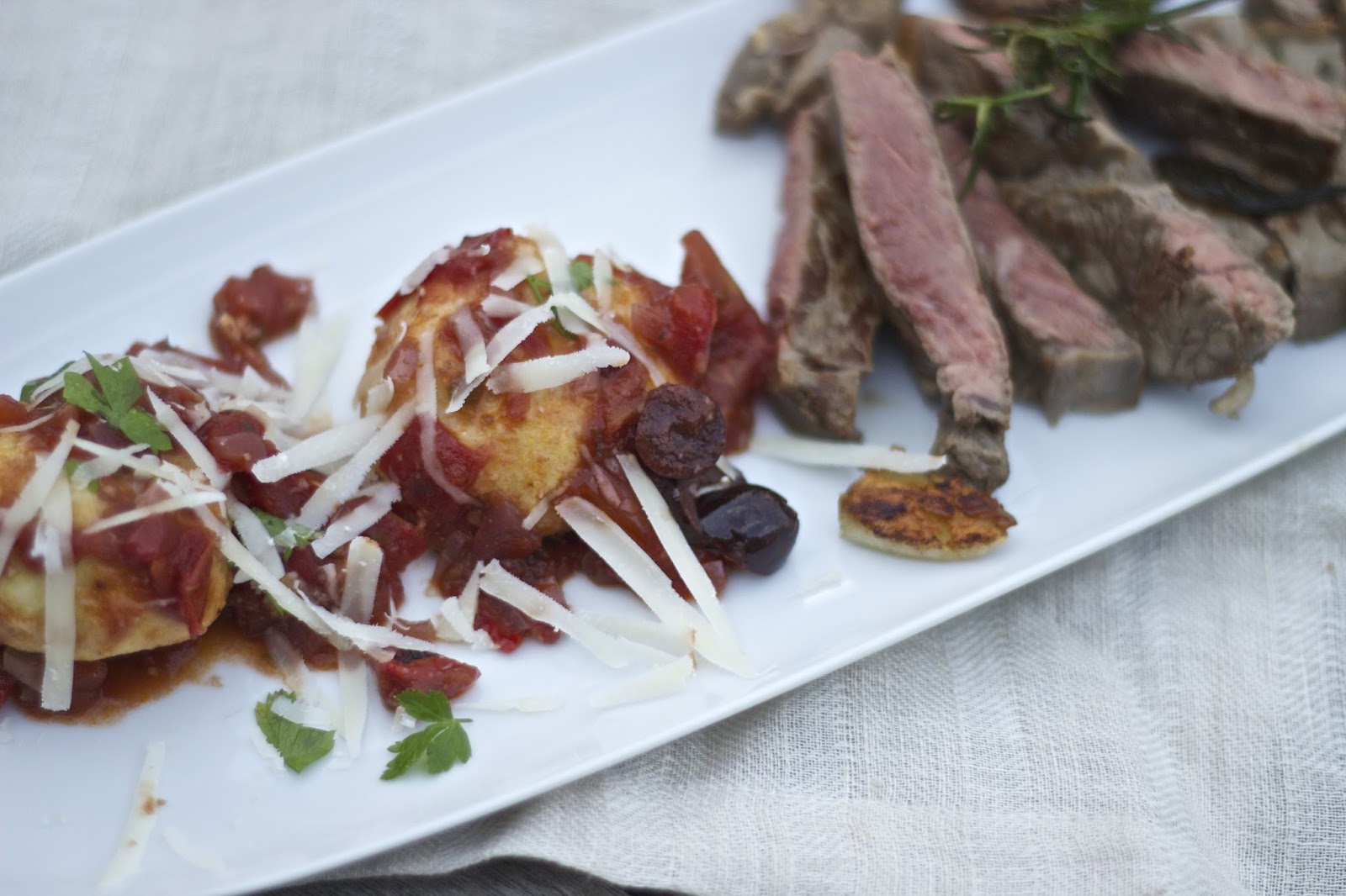 küchen.wind: Beiriedschnitte mit Polenta-Pesto-Knöderl in Tomatensauce