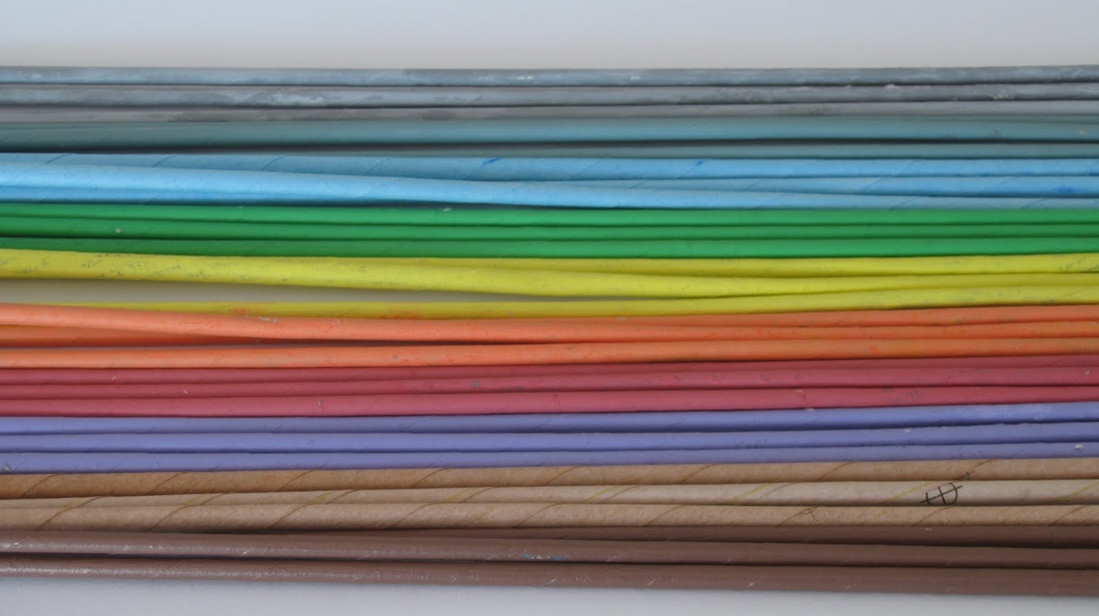 Magia wyplatania: Malowanie rurek emalią akrylową