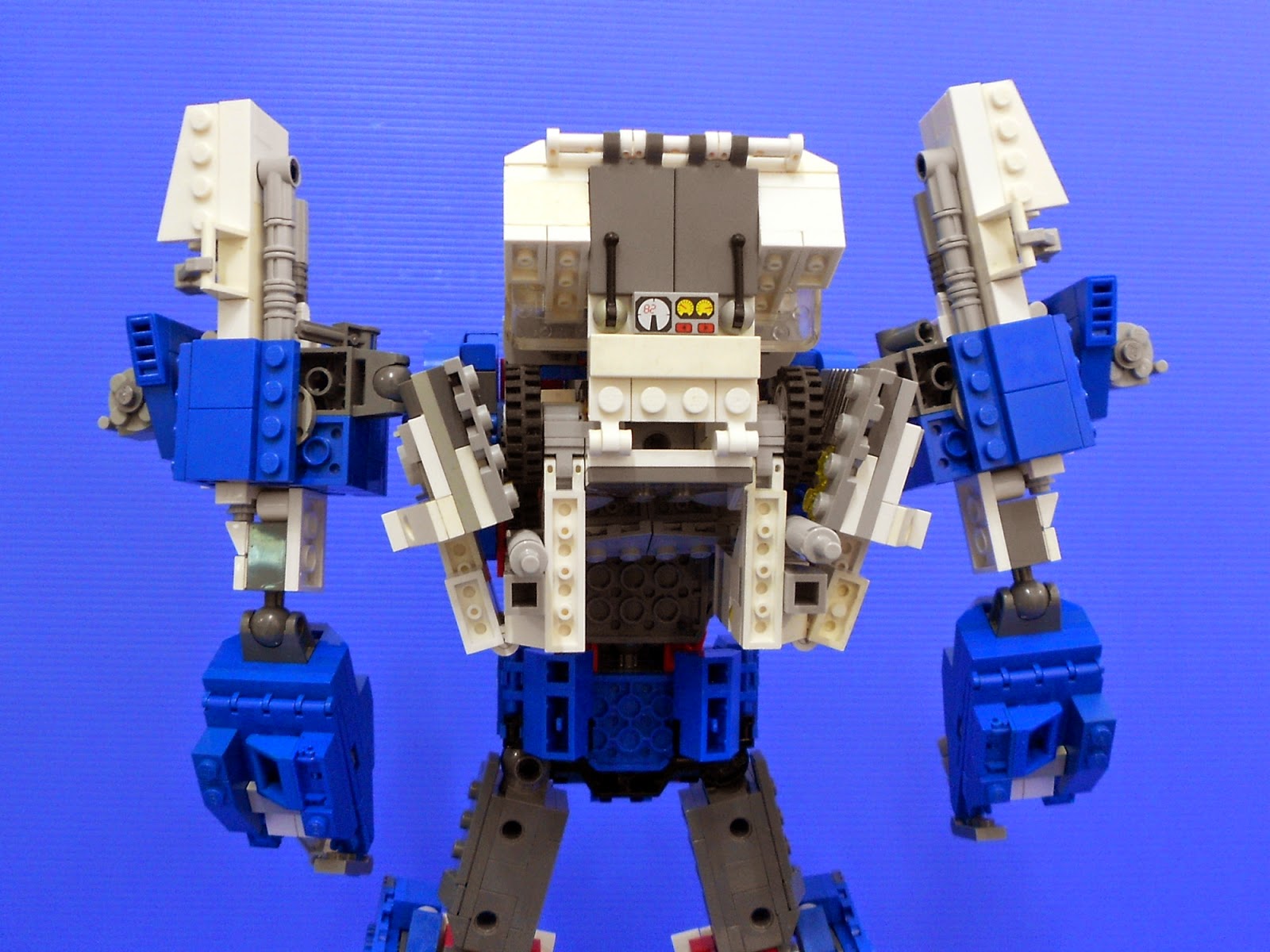Alanyuppie's LEGO Transformers: LEGO Ultra magnus: Part 3 of 3 (Robot mode)