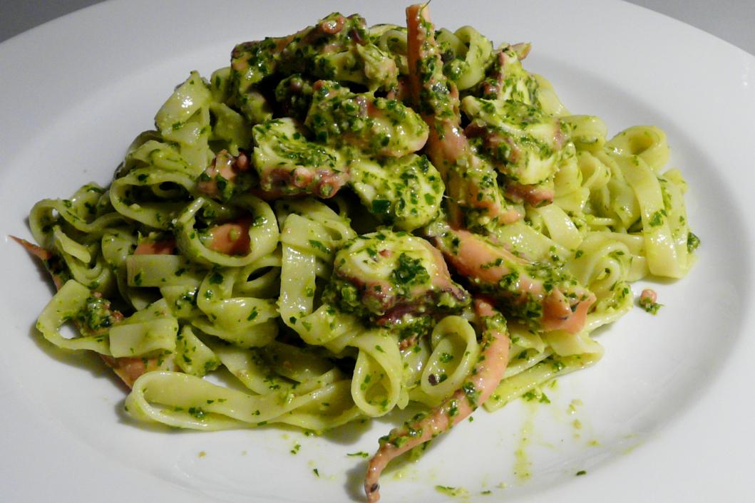 Kulinarische Welten zu Fisch- und Meeresfrucht: Pulpo an Pasta in ...