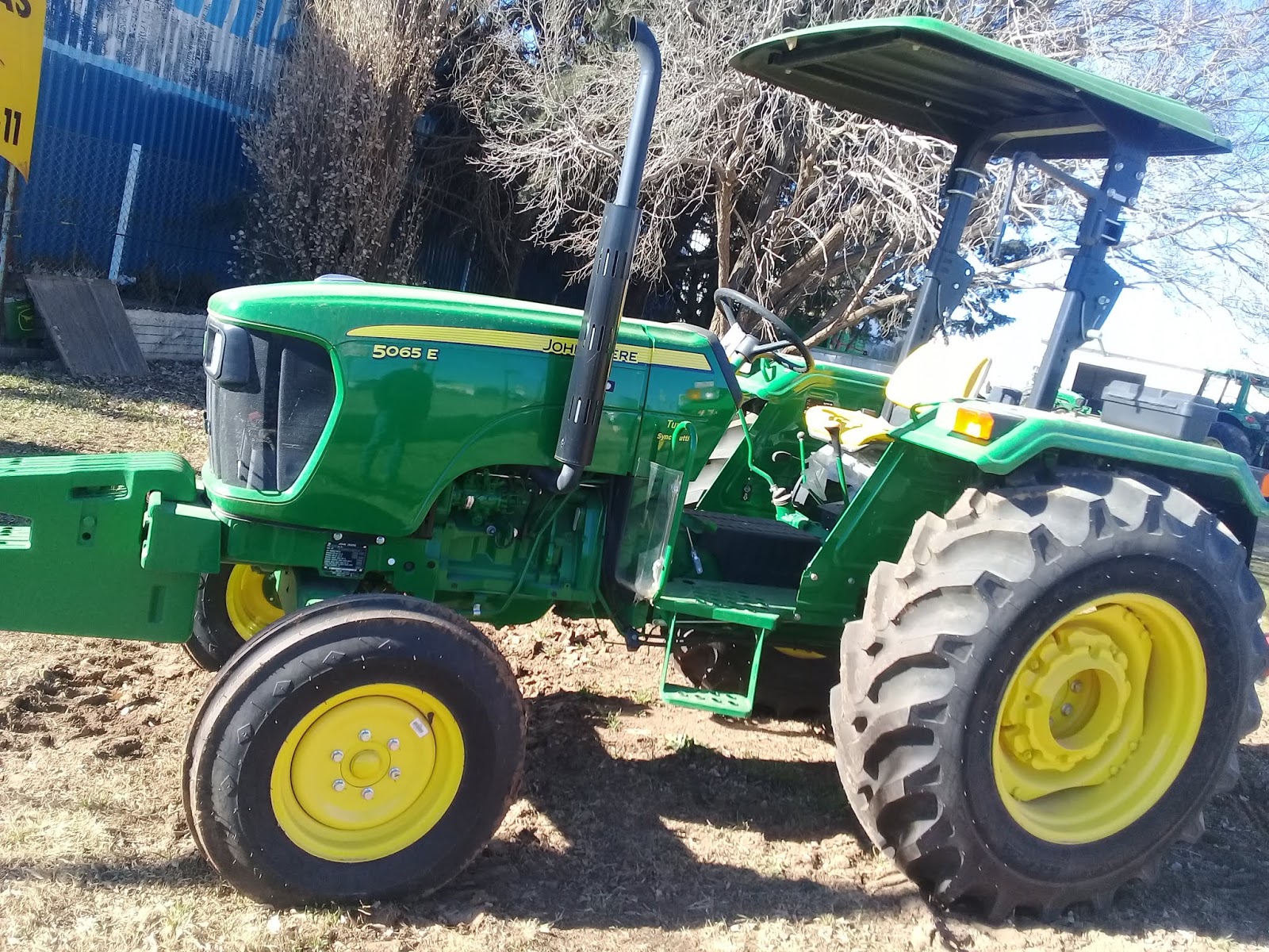 MAQUINARIA AGRICOLA INDUSTRIAL: Tractor John Deere 5065E en DOBLE ...