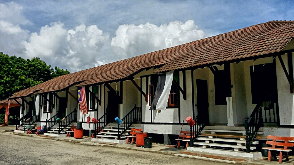 Outdooritis: Lis Na Ree, All Budget Beach Stay At Kuantan