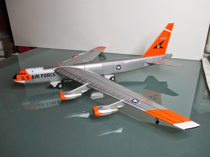 1/144 airbattle: 1/144 Boeing B-52 + North American X-15 - by Corgi