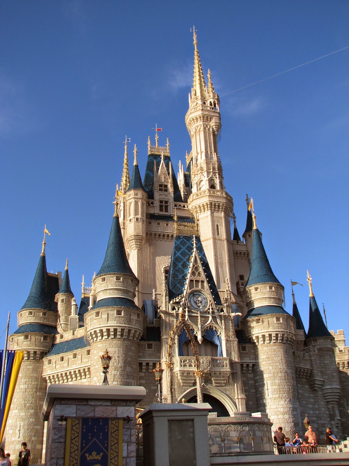 Bonao Internacional: El CASTILLO DE CENICIENTA , IMPONENTE EN EL DIA ...