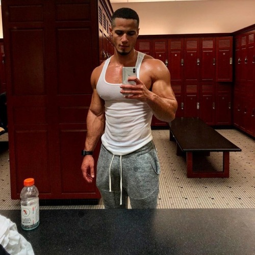 the beauty of male muscle: June 2019