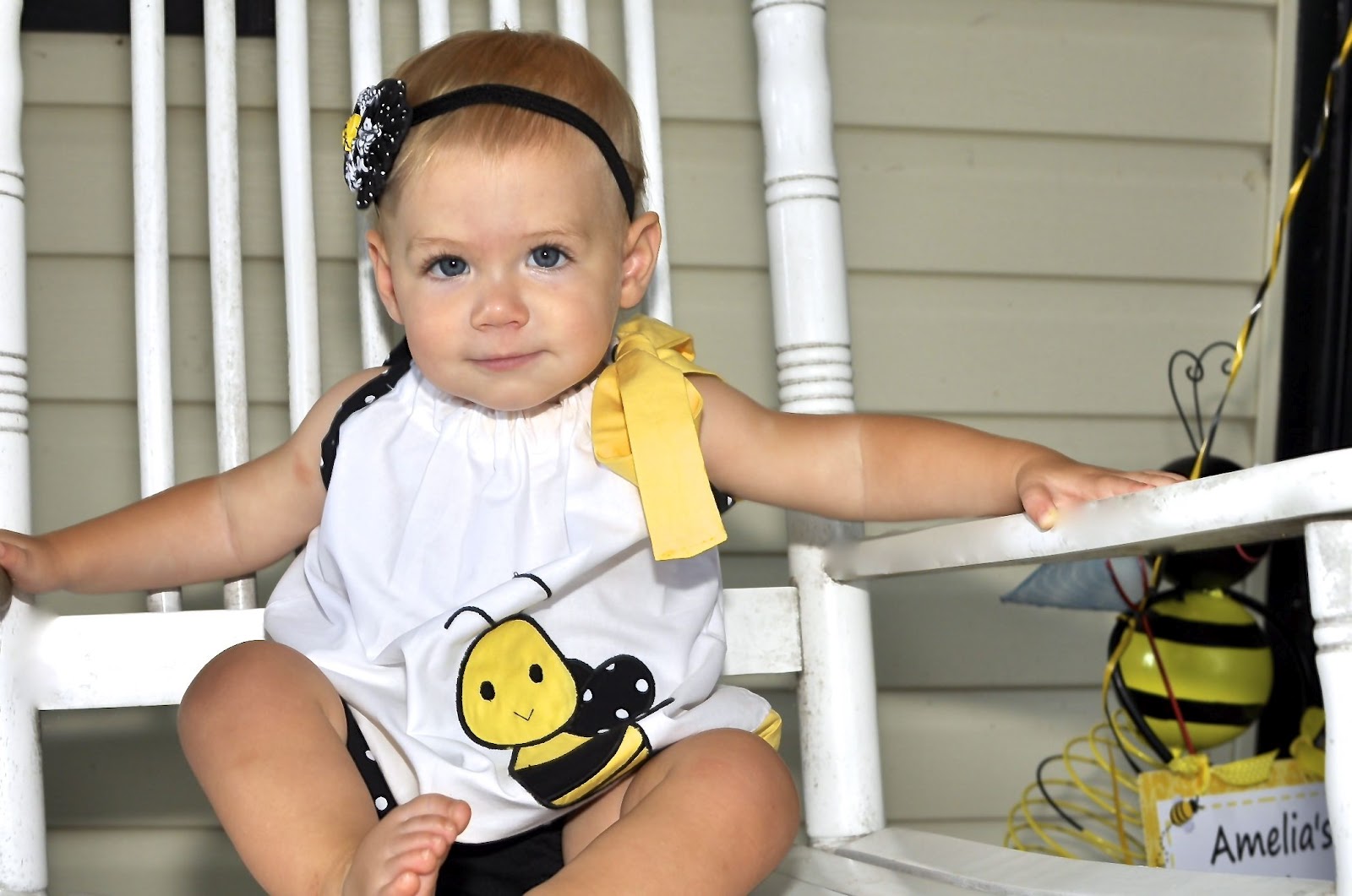 Lochhead Family Blog: Amelia Bee is One! (Bumble Bee Birthday Party)