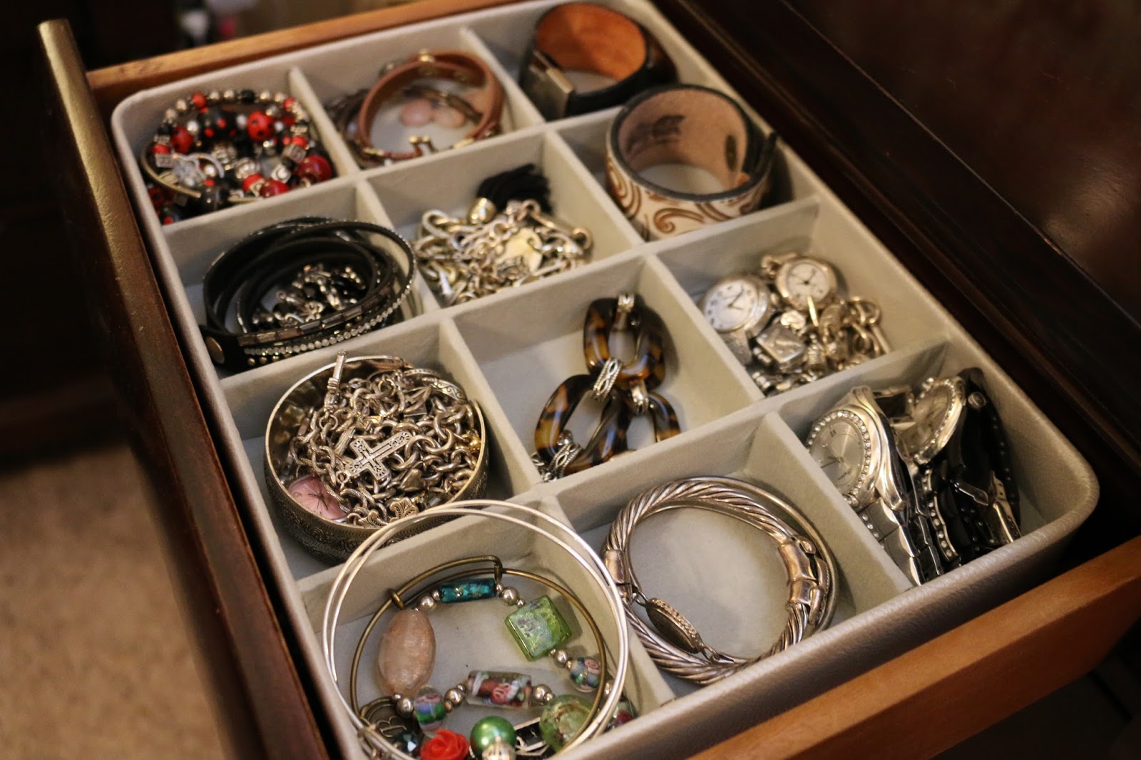 How I Organize My... Jewelry - My Glittery Heart