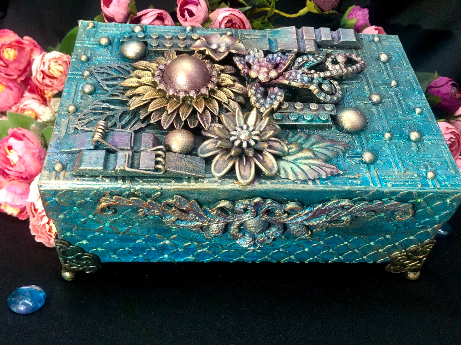 Chells Scrapping: Antique Memory Box.