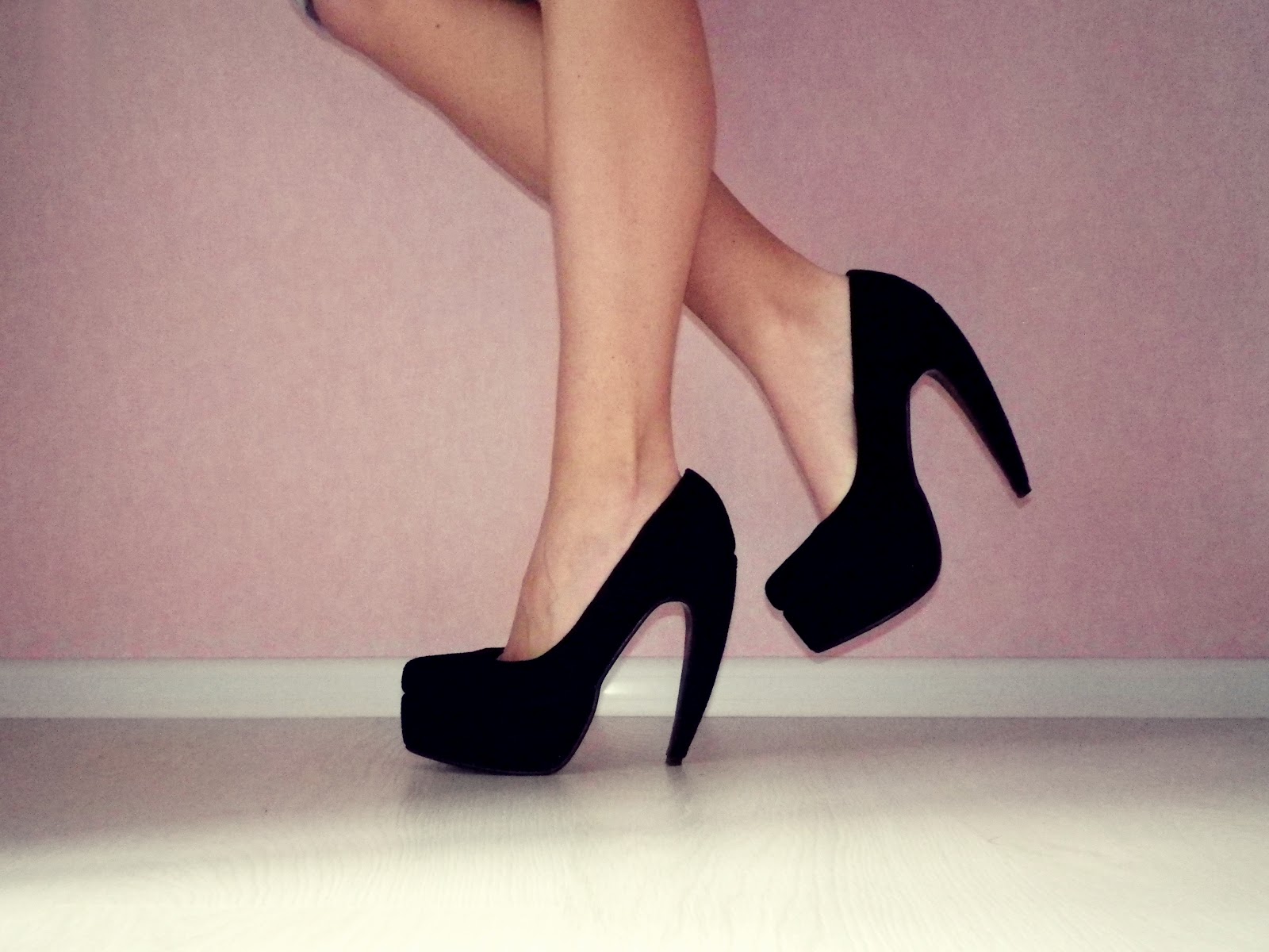 Pumps & Kicks: Brand new // Curved heels