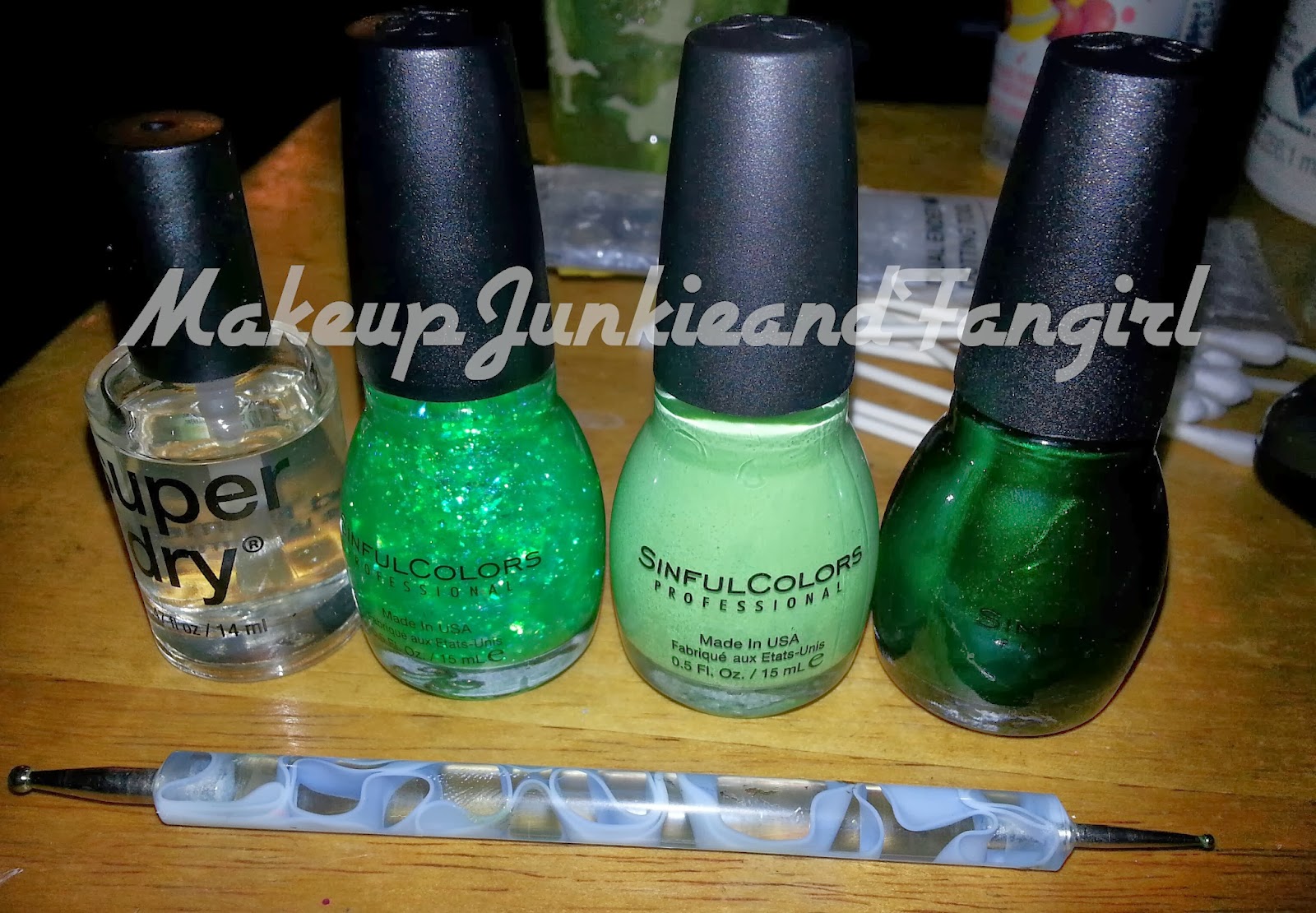Makeup Junkie and Fangirl: Green Glitter Gradient with Dots Mani