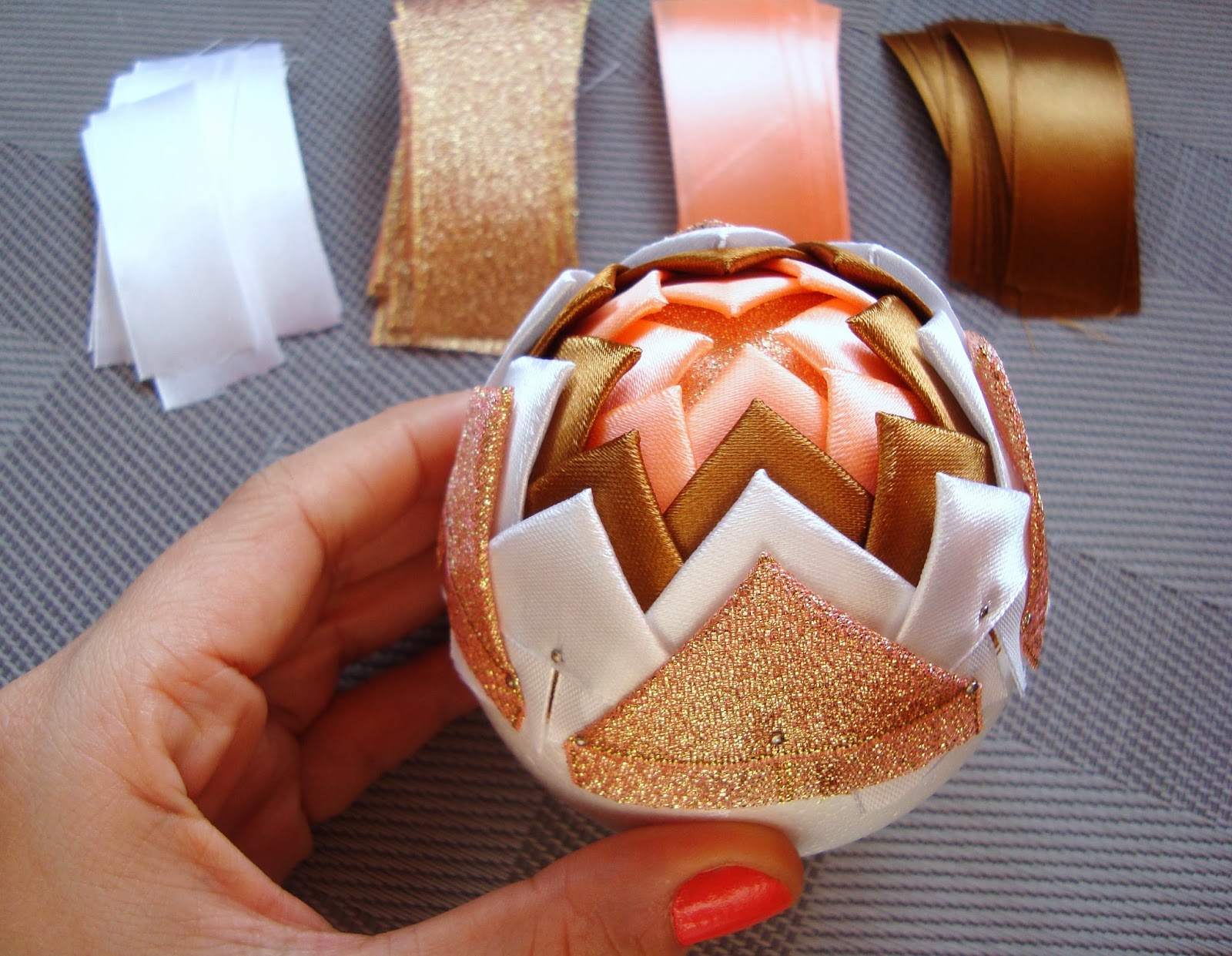 Life is your creation: DIY: BOMBKA świąteczna ze wstążek