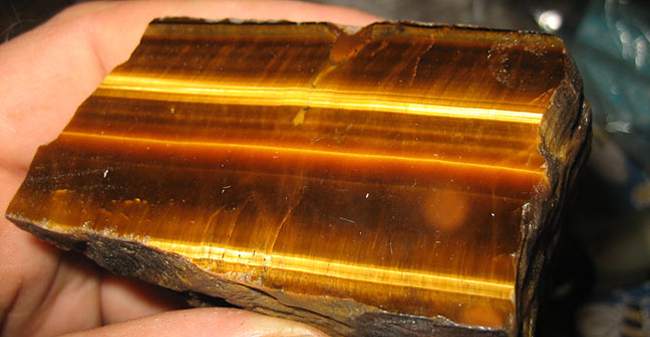 Chatoyancy: Cat's Eye Effect in Gemstones | Geology In