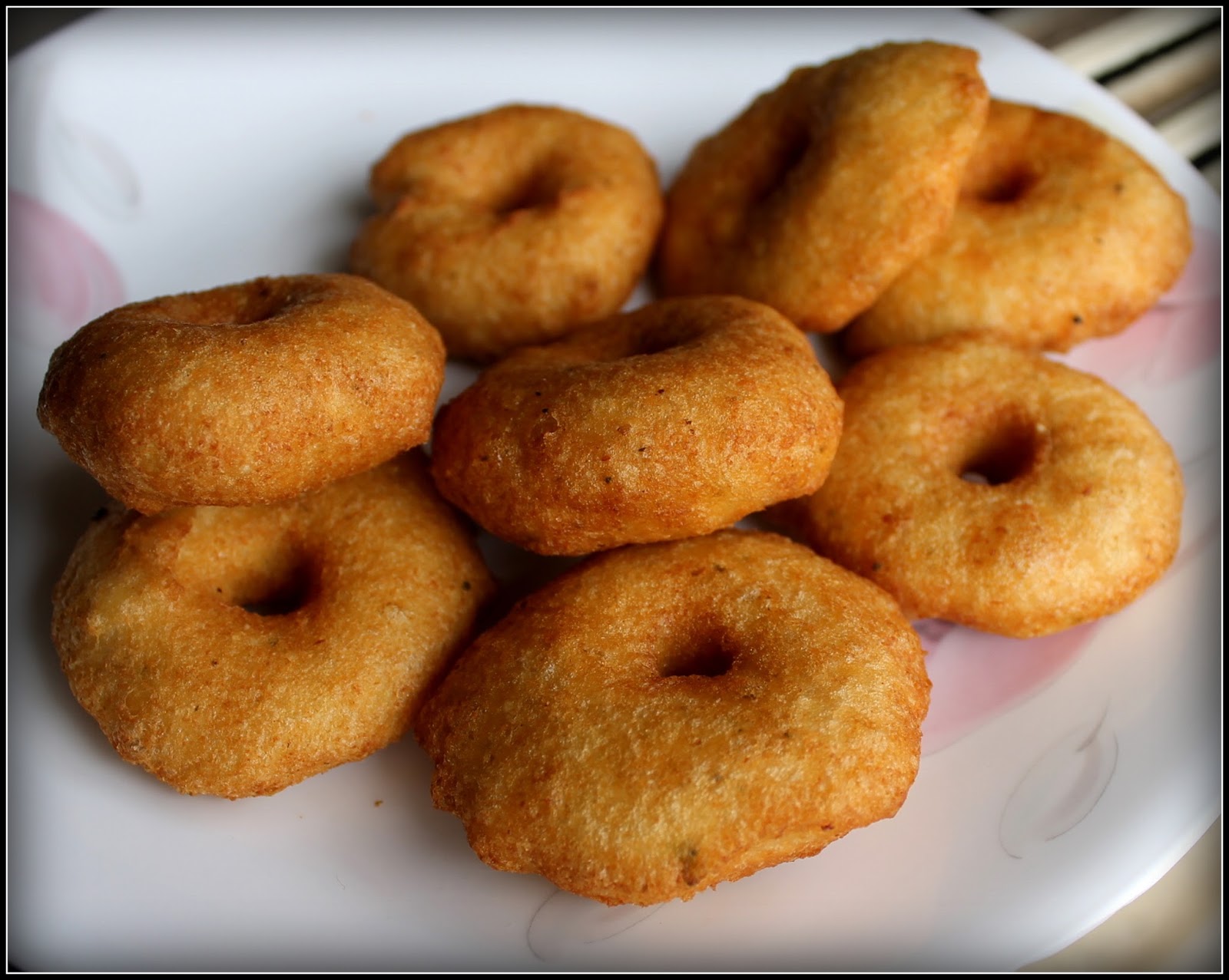 SUSRI'S ARRAY OF DELECTABLE VEG FOOD: ULUNDU VADAI / MEDU VADAI